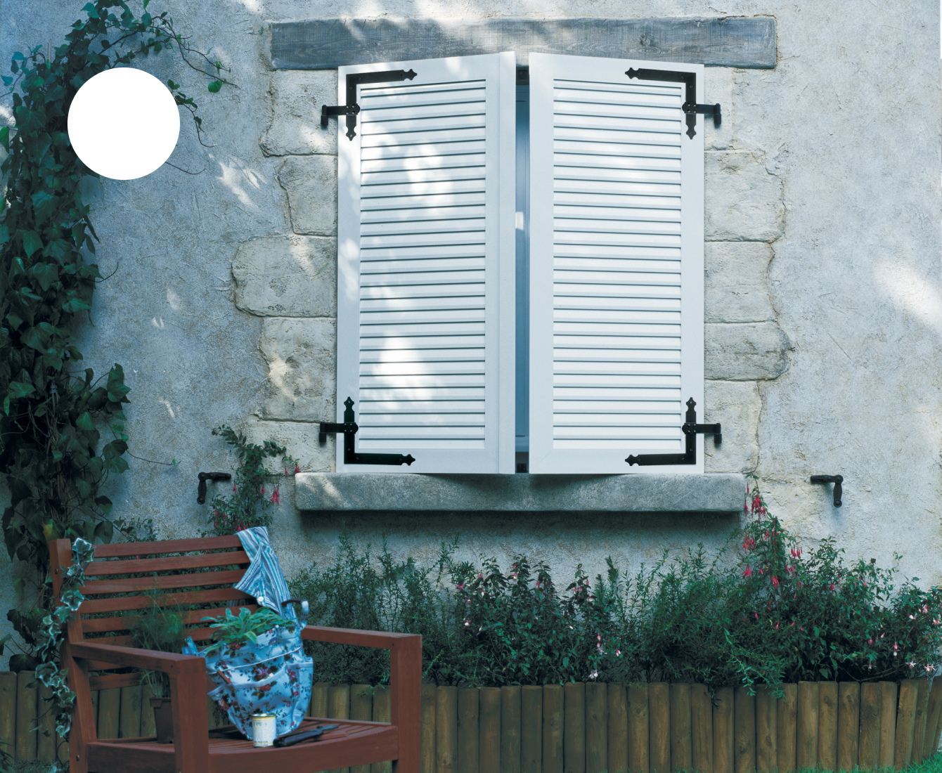 Volets battants en PVC persiennés - Volets | Storistes de France